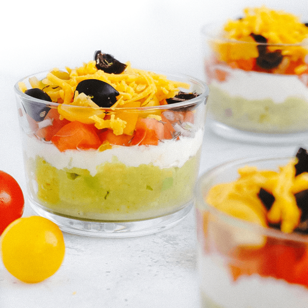 Keto guacamole glaasjes met kaas en olijven