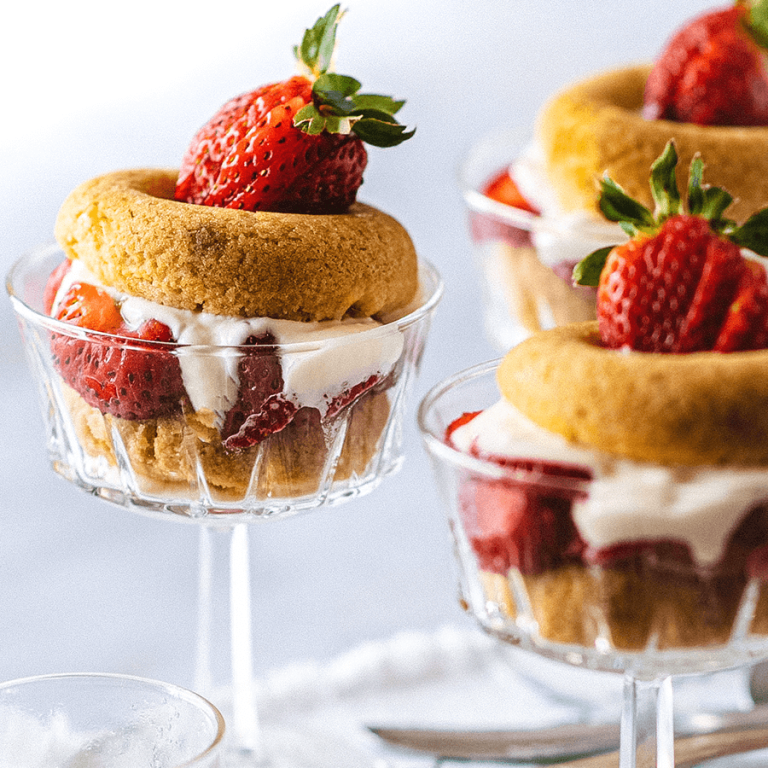 Keto Limoncello yoghurt trifle met mascarpone en aardbeien