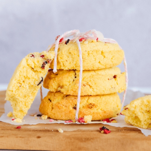 Koolhydraatarme amandelkoekjes met gevriesdroogd fruit